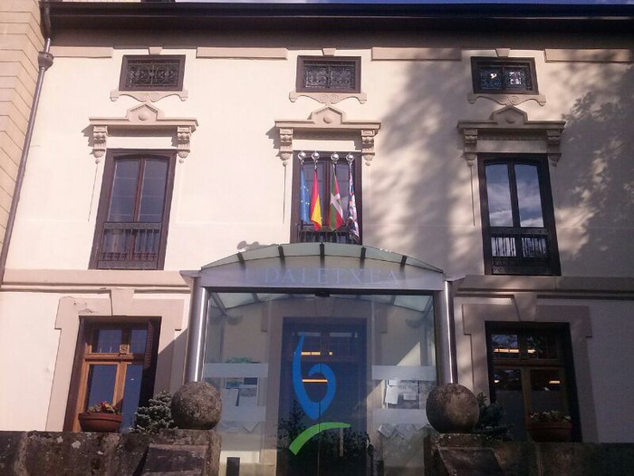 Berrizko udaletxean ere ipini dute Espainiako bandera - Anboto.org